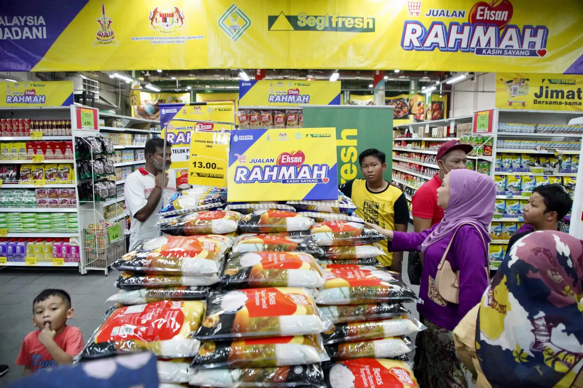 Jualan Ehsan Rahmah berlangsung di lima cawangan Segi Fresh pada Sabtu ...
