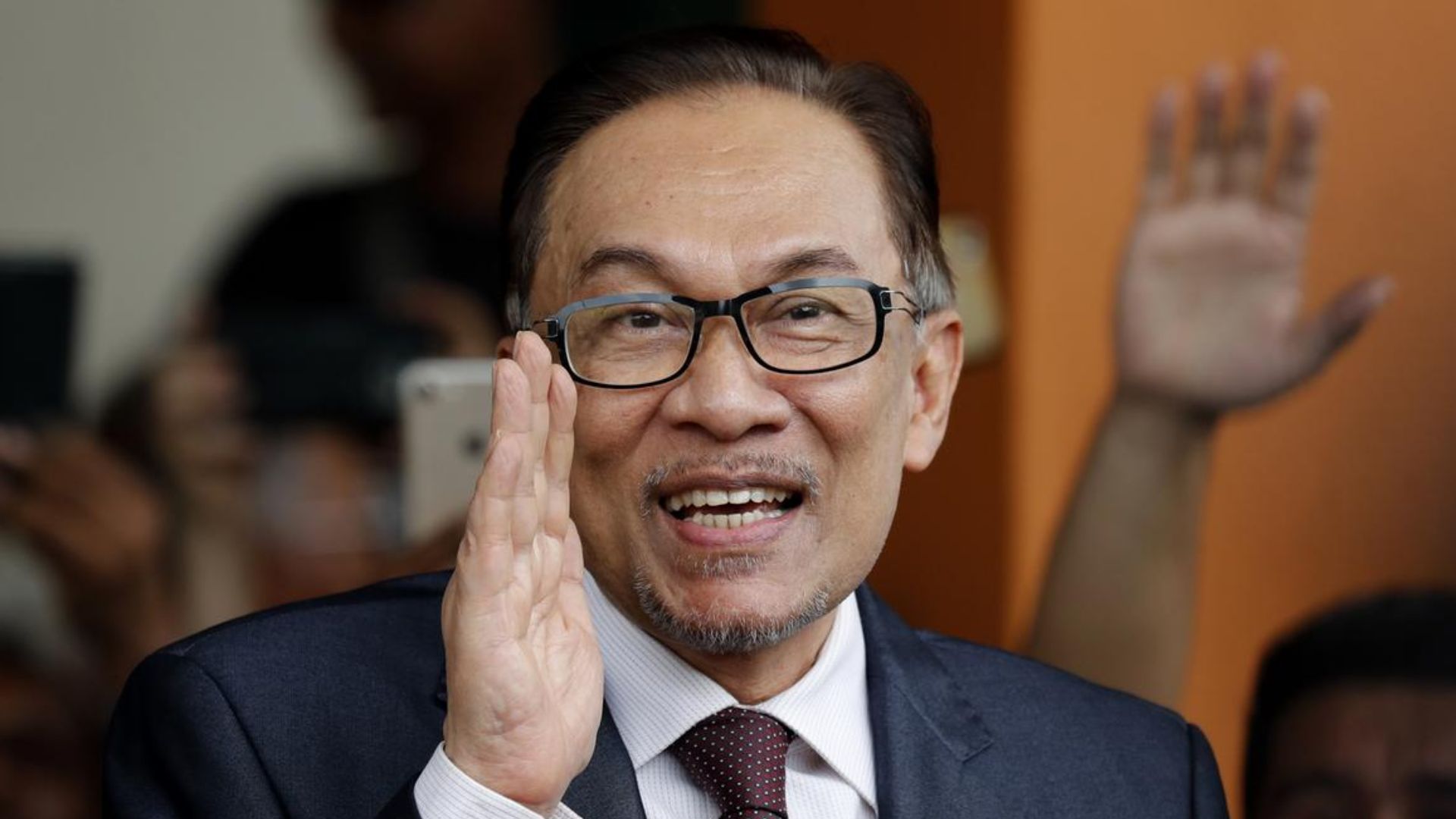 Demi memulihkan ekonomi negara, Anwar kekal enggan ambil gaji - KUALALUMPUR VIRAL