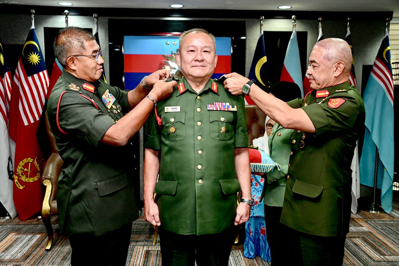 Datuk Johnny Lim Catat Sejarah Sebagai Leftenan Jeneral ATM Pertama ...